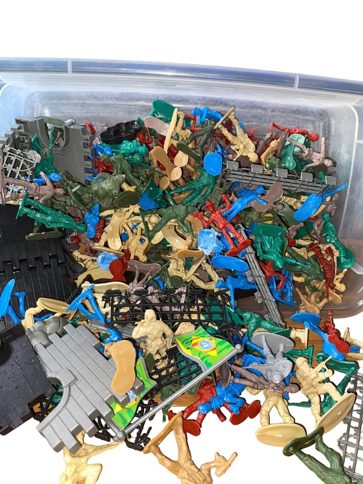 HUGE LOT OF VINTAGE TOY SOLDIERS, POLICE OFFICERS, FIREMEN, AND FORT ...