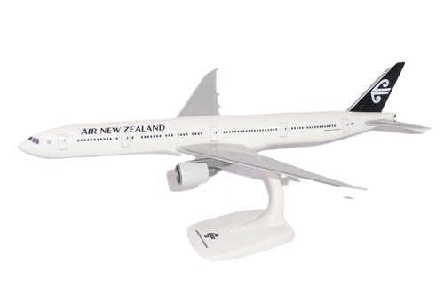PPC Air New Zealand Boeing 777-300ER Old Livery Desk Top 1/200 Model AV ...