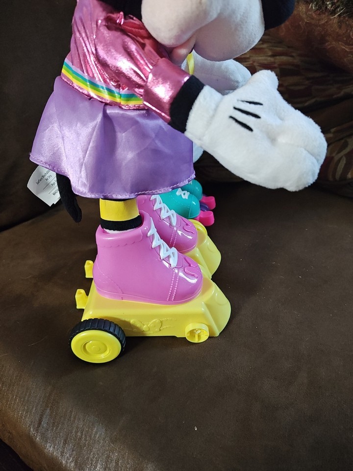 Disney Jr Roller Skating Party Minnie Mouse Interactive Sings Skates ...