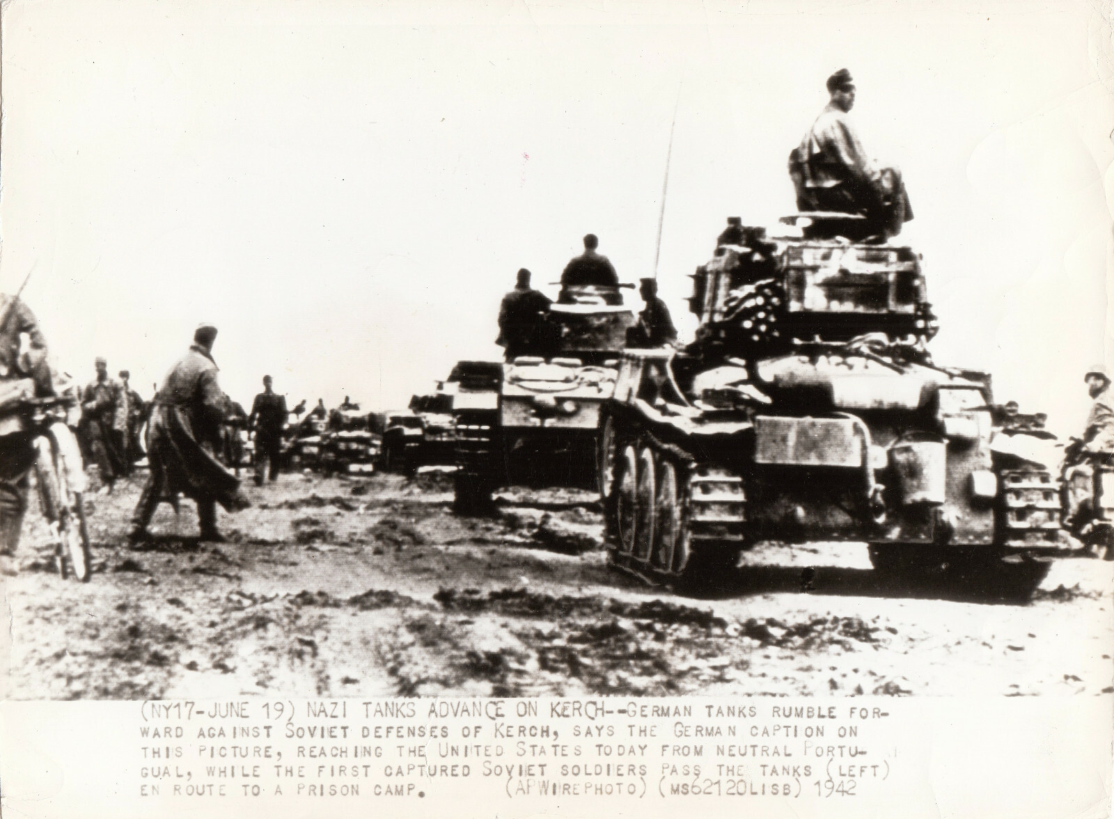 GERMAN PANZER TANKS ADVANCE DURING BATTLE OF THE KERCH PENINSULA -1942 ...