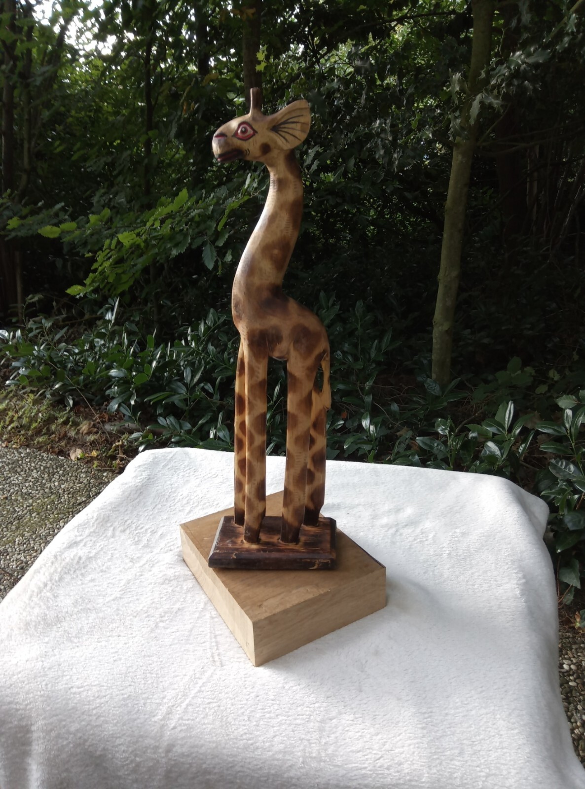 Holzskulptur einer Giraffe , handgeschnitzt und bemalt, aus Afrika. Ein ...