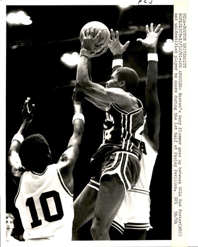 LD302 1981 Original Photo BOSTON GARY PLUMMER UCLA BRUINS ROD FOSTER ...