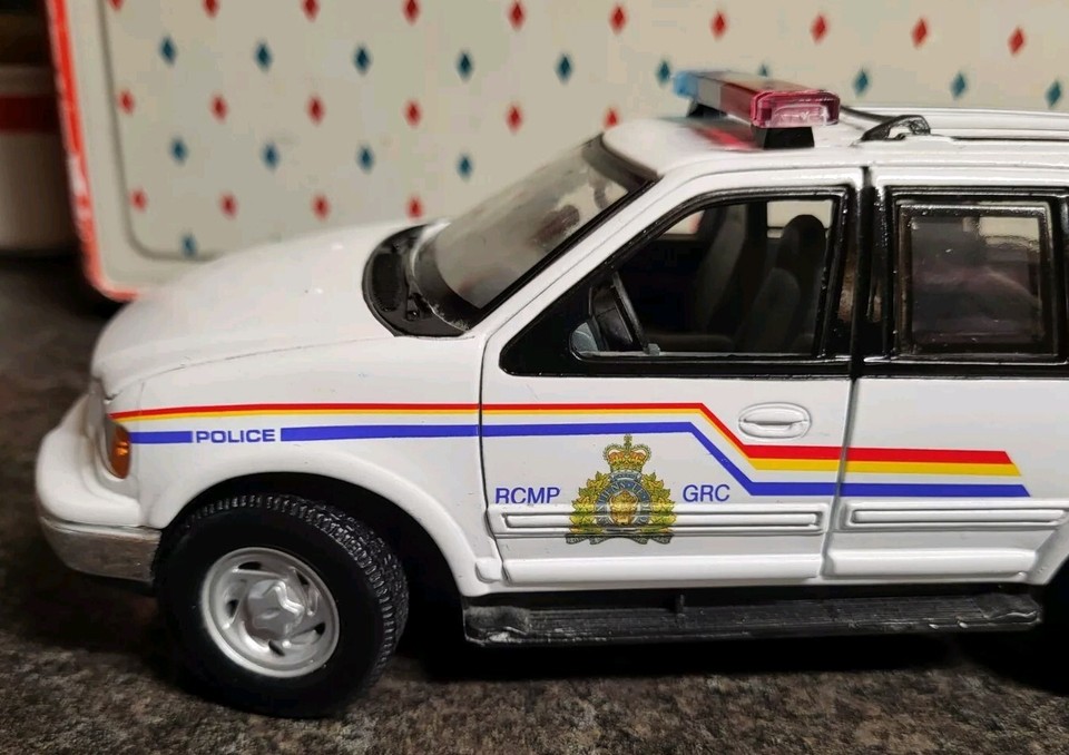 Nice RCMP Royal Canadian Mounted Police 1:24 2000 Ford Expedition XLT ...