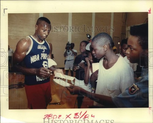 1989 Press Photo Mitchell Wiggins signs autographs at Texas Southern ...