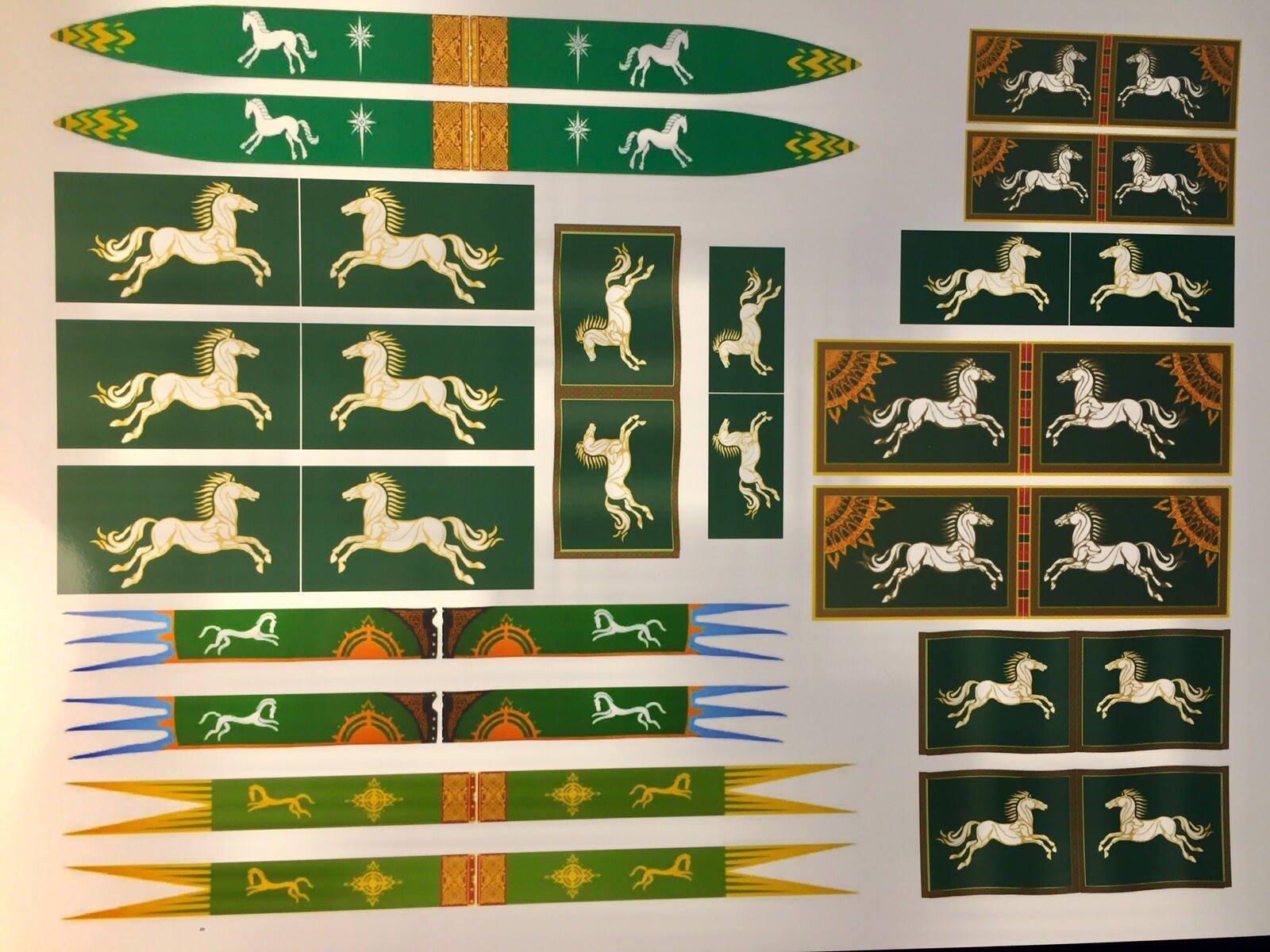 18x 25mm 28mm LOTR Lord Of The Rings ROHAN White Horse on Green Field ...