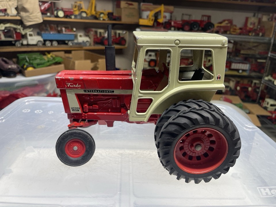 International Harvester IH 1466 Tractor W/Cab And Duals Die-Cast 1/16 ...