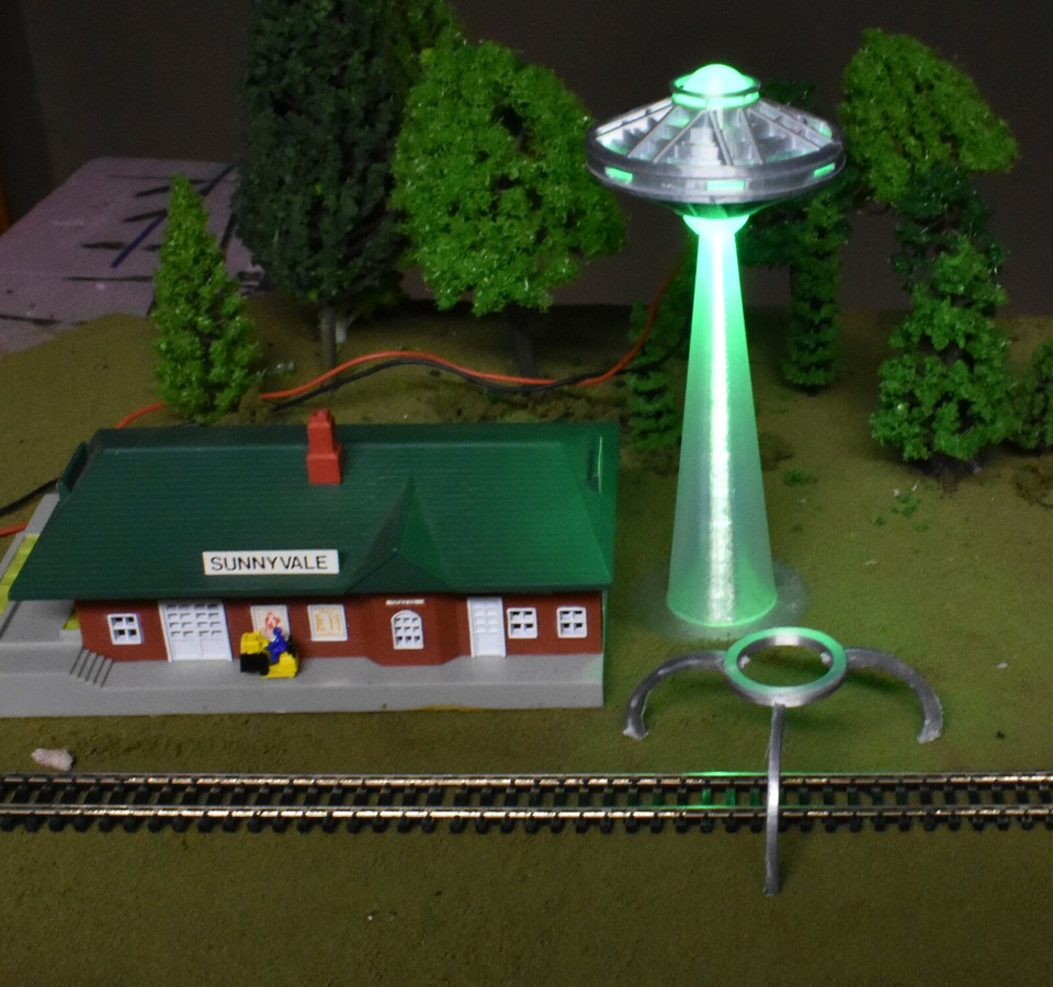 N Scale AREA 51 SpaceShip UFO Flying Saucer LED Green Orb Beam ...