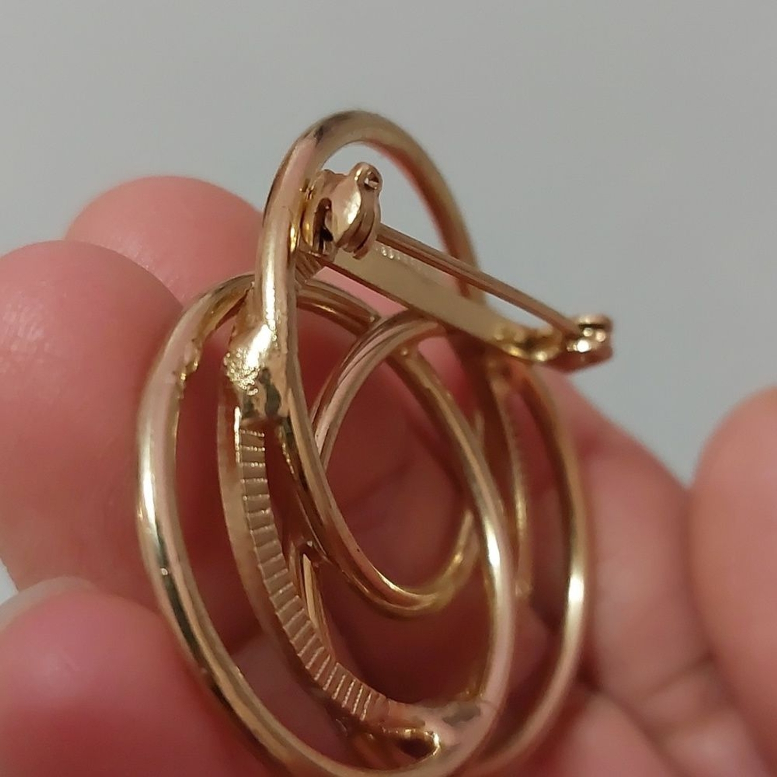 Interlocking Hoops Circles Gold Tone Brooch Pin - Gem
