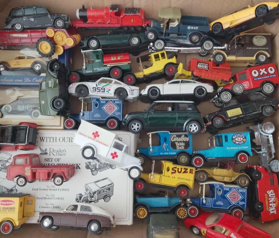 VINTAGE & LATER DIECAST TOY JOB LOT CORGI MATCHBOX & OTHERS CARS TRUCKS ...