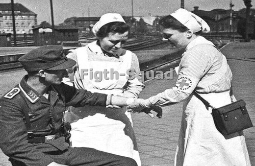 WW2 Picture Photo German Red Cross nurse Frontschwester w soldier 7548 ...