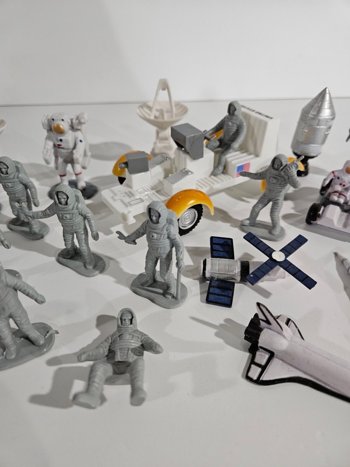 Mixed LOT - Plastic Astronaut Figures, NASA Space Shuttle, Moon Rover ...