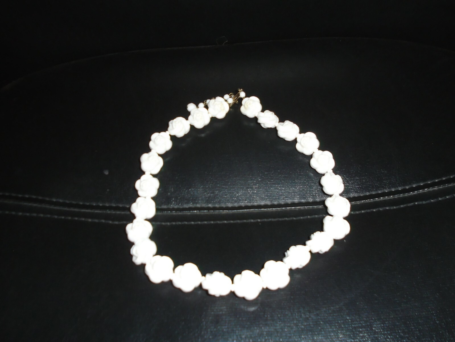 VINTAGE PLASTIC WHITE ROSES LADIES CHOKER NECKLACE MADE IN WEST GERMANY ...