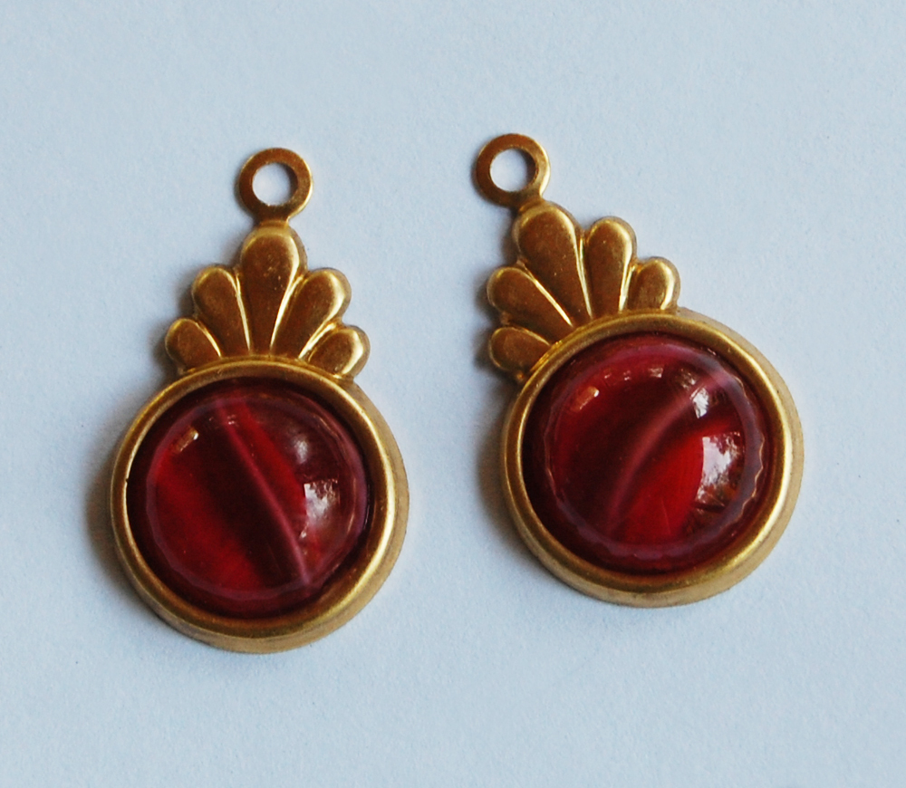 VINTAGE RUBY RED GLASS PENDANT BEADS • 23mm • Brass Fan Setting Art ...
