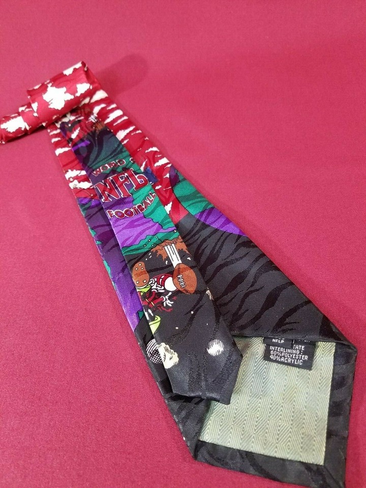 Looney Tunes “The World Of NFL Football” Tie By Surrey Men's Necktie ...