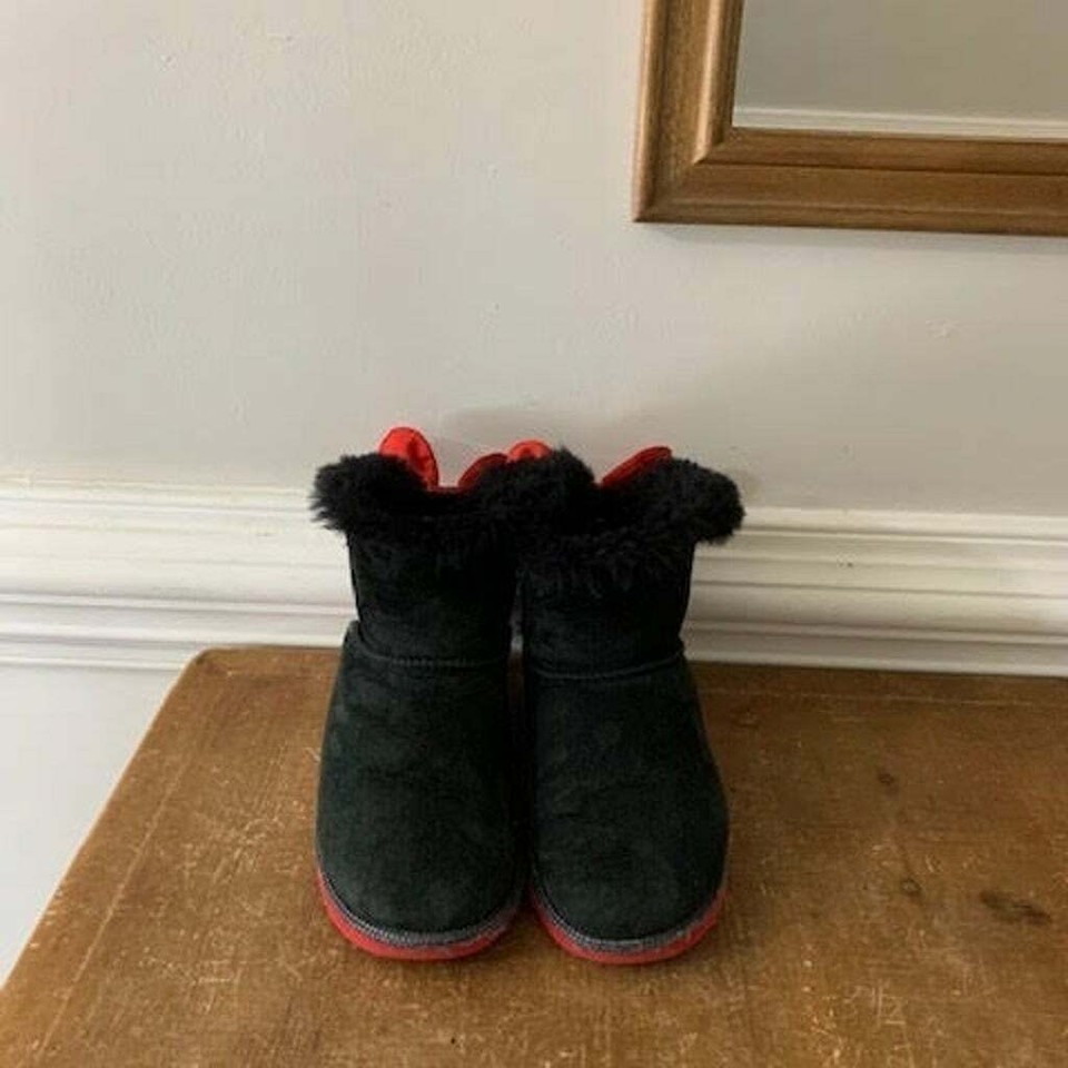 $179 UGG MINNIE MOUSE BLACK BOOTS/RED MINNIE MOUSE BOW SIZE: 8T OR BIG ...