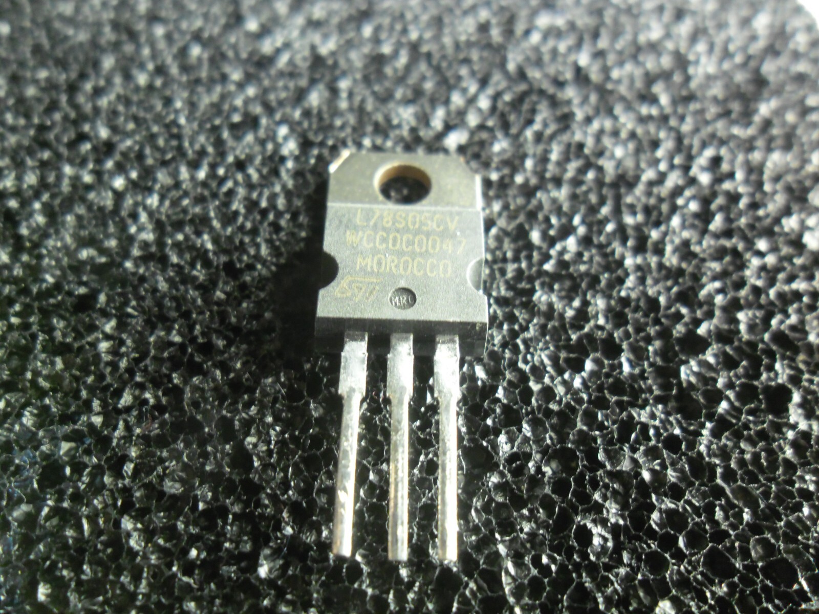 ST Microelectronic L78S05CV IC Reg Linear 5V 2A TO-220 Lot Of 5 pcs. | eBay