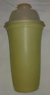 VINTAGE Tupperware Quick Shake Mixer 16oz Yellow /w Pour Spout Lid #844 ...