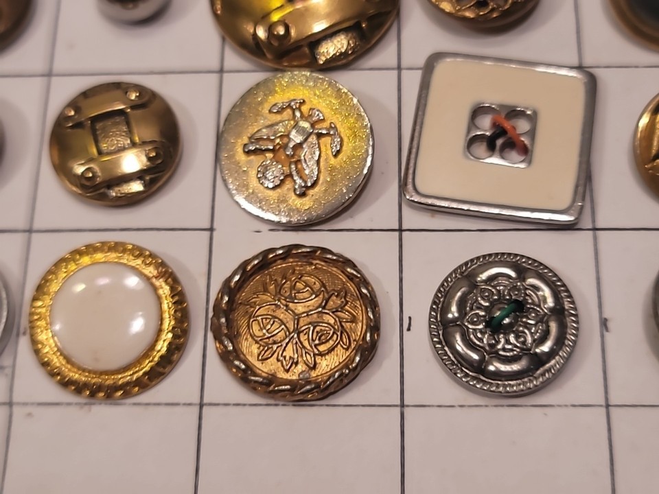 Lot 200 (+) Antique / Vintage Buttons Assortment Glass Brass And More ...