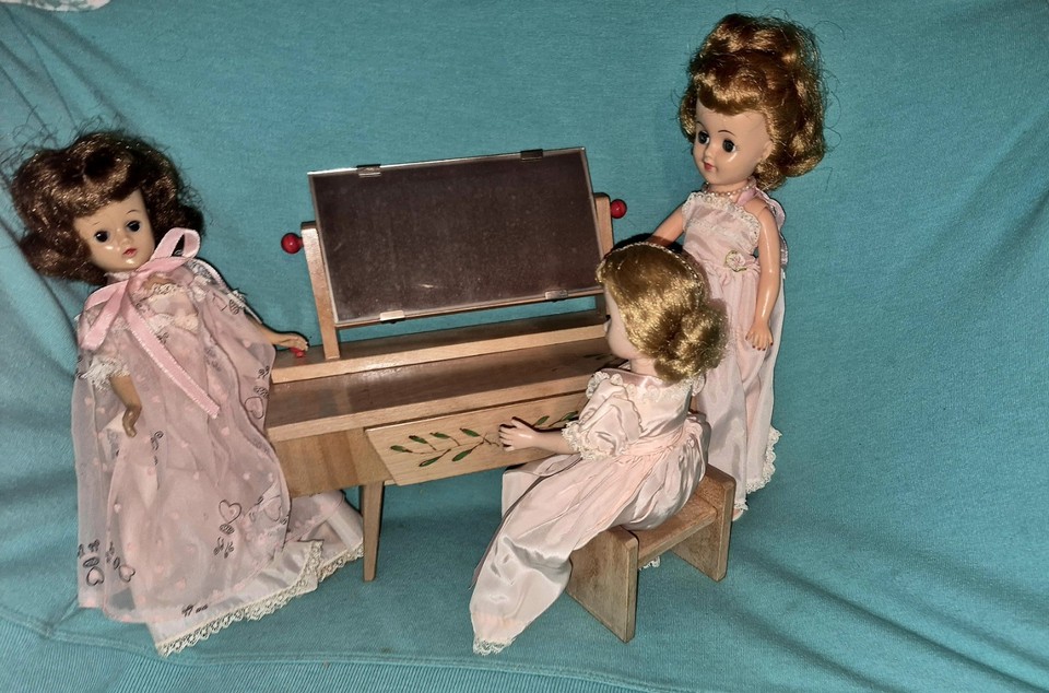 MIB Red Robin Vanity & Bench Vogue Jill Ginny Little Miss Revlon ...