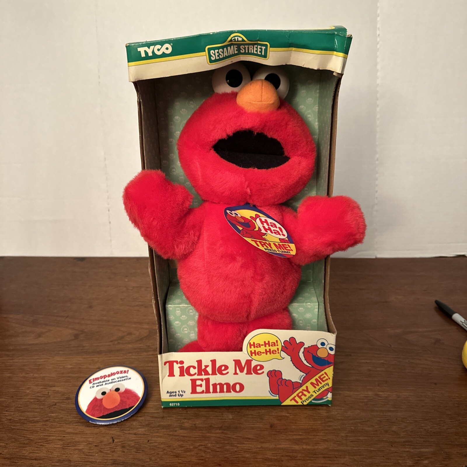 Sesame Street - The Original Tickle Me Elmo Plush Toy - (0048188627152 ...