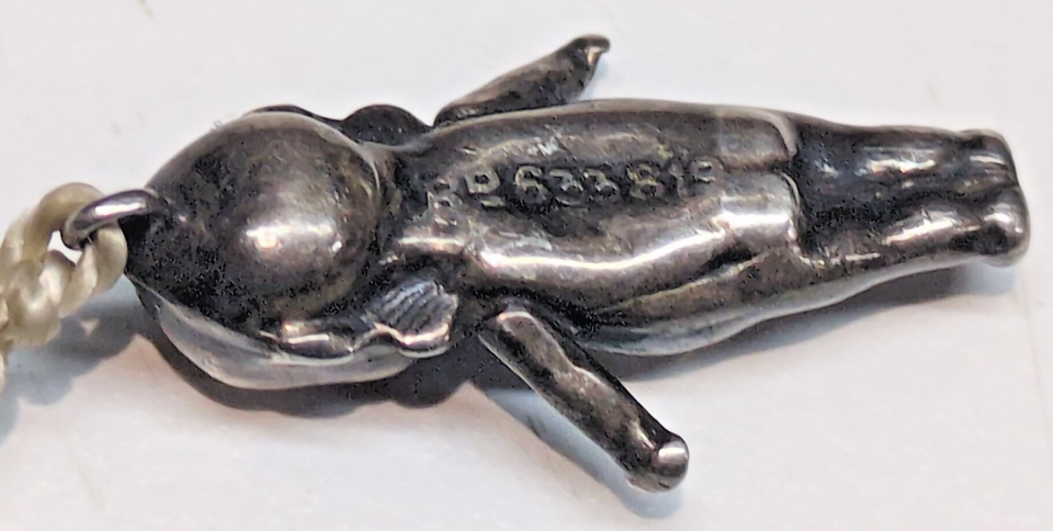 ANTIQUE SOLID SILVER FUMSUP KEWPIE THUMBS UP BABY GOOD LUCK CHARM WW1 ...