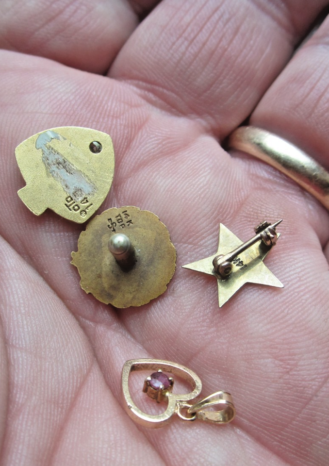 5.5 grams 14k GOLD PINS ETC. SCRAP - NOT SCRAP | eBay