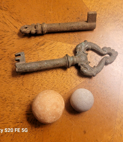 Antique Vintage Lot of Skeleton Keys Coi Fish & 2 Clay Marbles | eBay