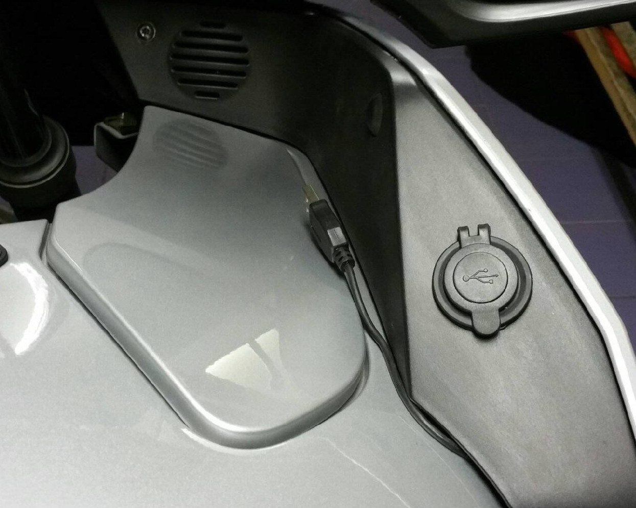 BMW Kit USB QC3 90cm 16awg via 83300413585 - R1200 R1250 R1300 RS RT ...