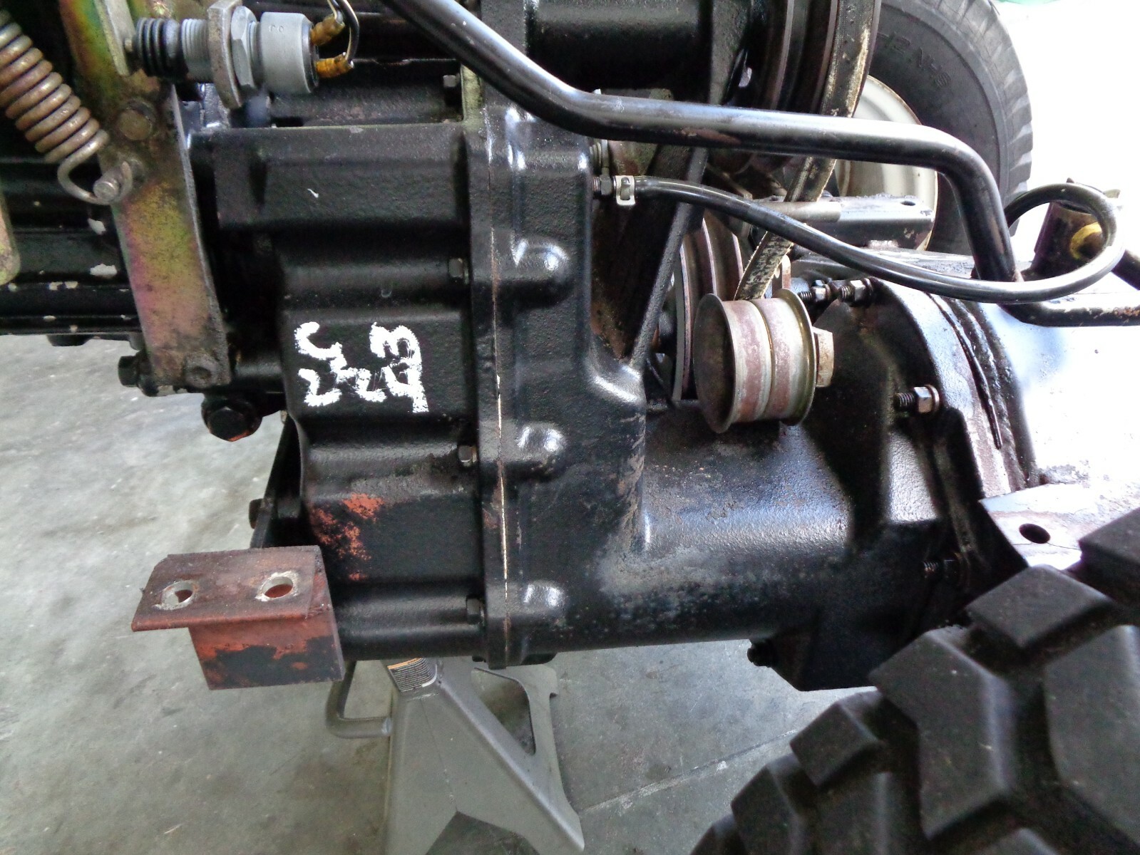 FORD CM224.......FRONT AXLE COMPLETE WITH TRANSMISSION. GOOD TAKE OUT ...