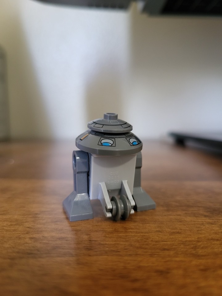 LEGO Star Wars: T7-O1 Astromech Droid from The Old Republic - Set 9497 ...