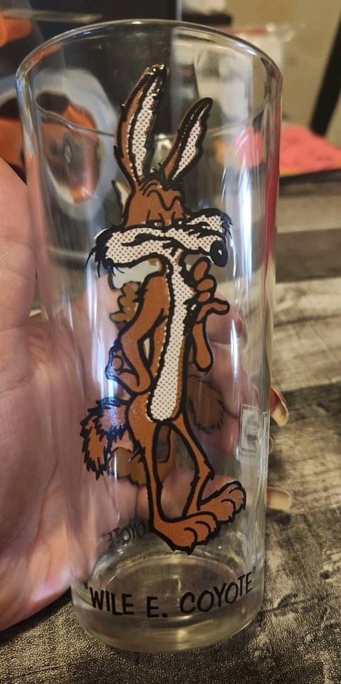 VINTAGE 1973 PEPSI LOONEY TUNES ROAD RUNNER & WILE E COYOTE DRINKING ...