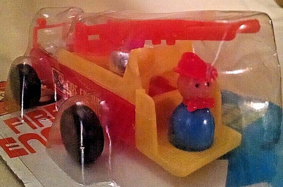 FIRE ENGINE PLAYSET VINTAGE HONG KONG NO 504 NOS REMOVEABLE FIGURES ...