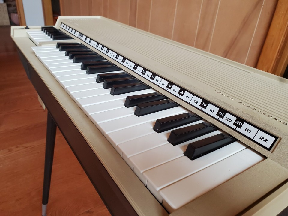 General Electric Keyboard GE N3815A 3-Octave Air Chord Organ w/ Legs ...