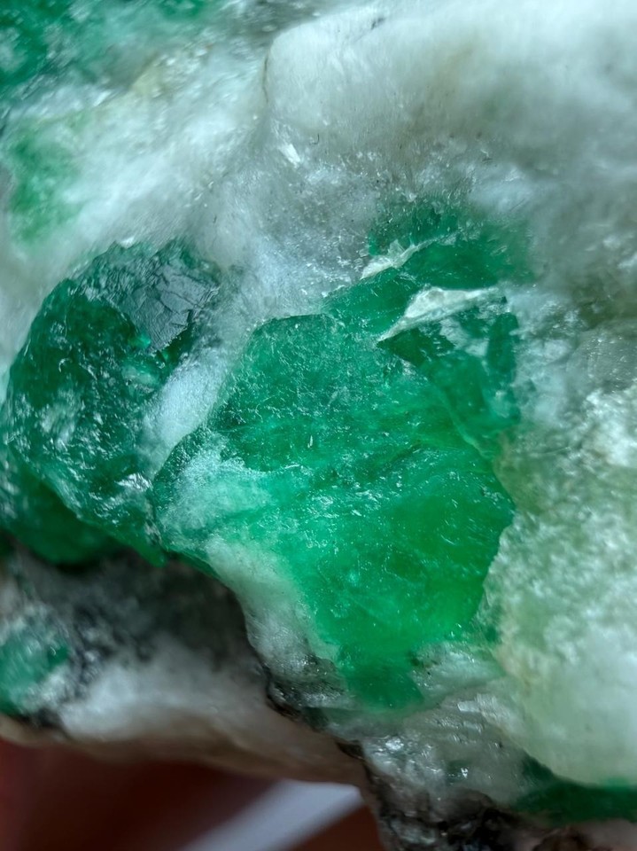 93 GM Full Terminated Bunch( Flower Shape ) Emerald Crystal, High ...