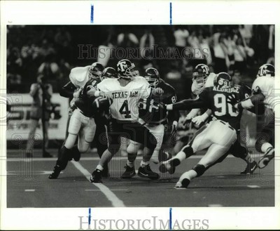 1992 Press Photo A&M QB Corey Pullig in heavy traffic; headed to Cotton ...