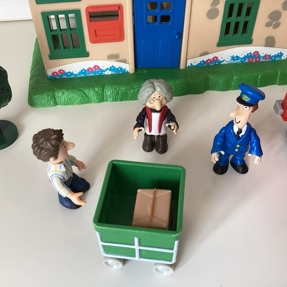 POSTMAN PAT AND MRS GOGGINS WITH GREENDALE POST OFFICE & ROYAL MAIL VAN ...