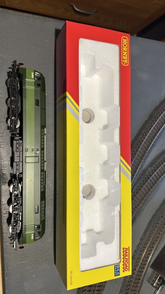 HORNBY 00 GAUGE - R30182 - CLASS 47 DIESEL D1683 BR TWO TONE GREEN ...