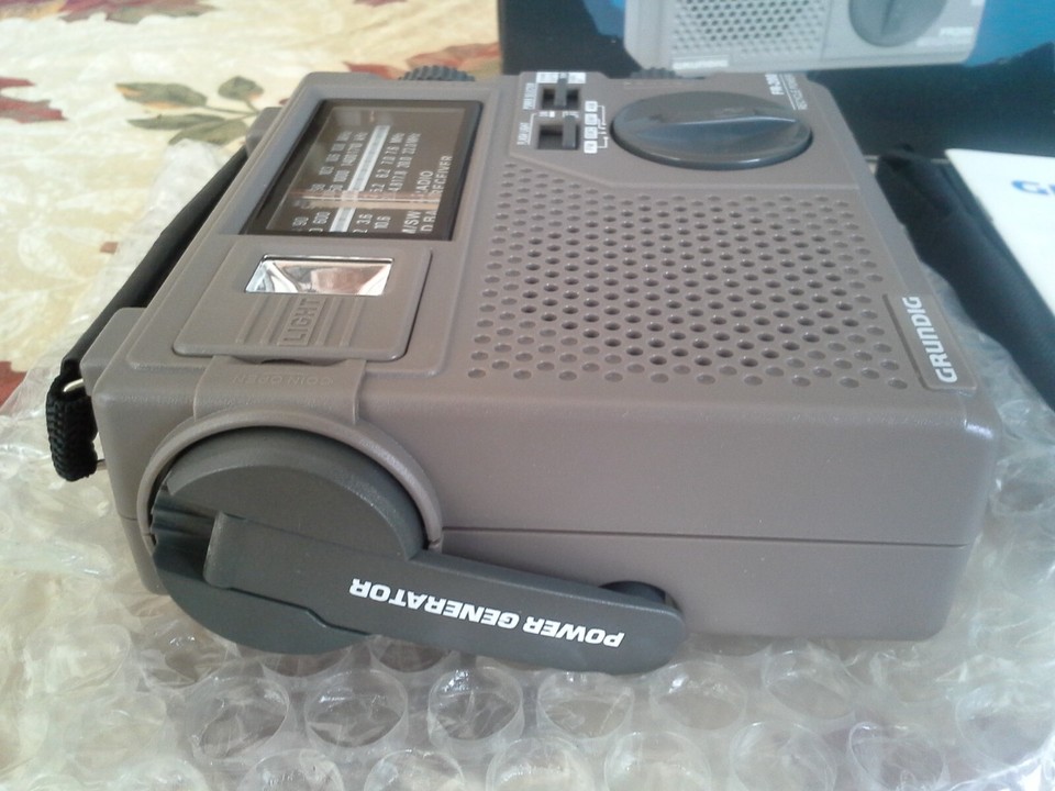 GRUNDIG FR200 AM/FM/SW Emergency Radio Flashlight Self Powered. NOS ...