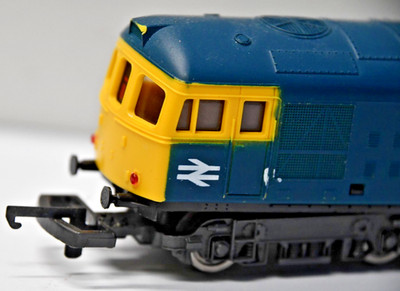 LIMA CLASS 33 D6524 BR Diesel Locomotive Model OO/HO (BUFFERS ONLY X 4 ...
