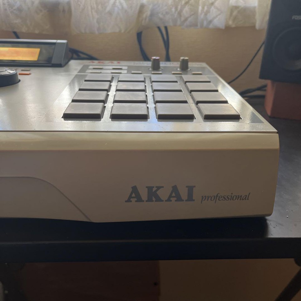 AKAI MPC 2000XL MIDI Production Center Sampler Sequencer Drum Machine ...