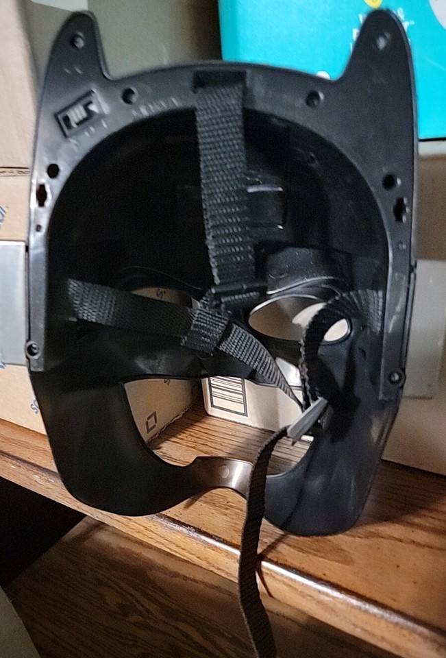 Batman Bat DC Comics Tech Voice Changing Mask Talking L.E.D Blue Lights ...