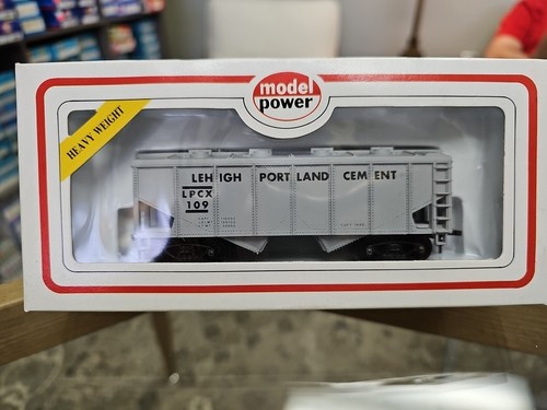 HO Scale Model Power 8081 36' 2Bay Covered Hopper Lehigh Portland ...