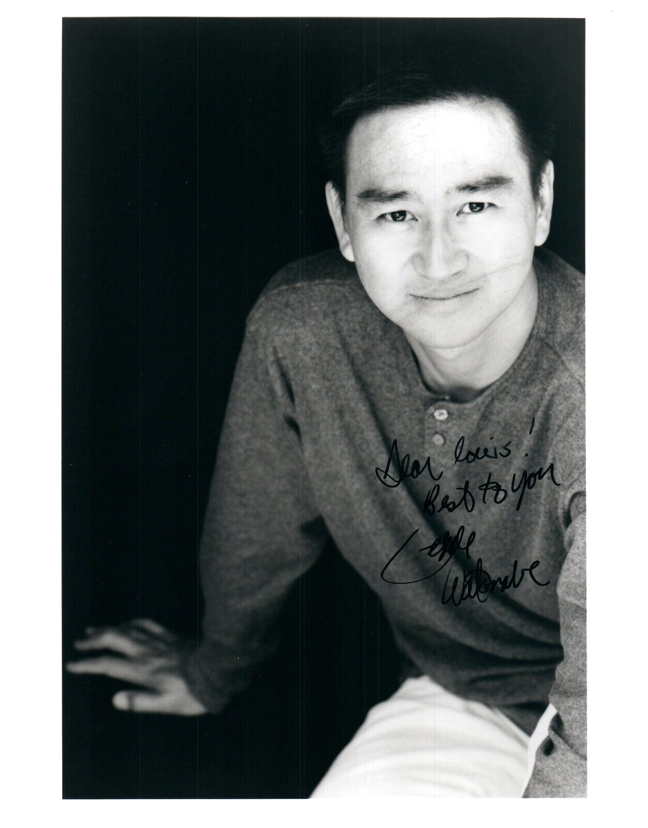 Gedde Watanabe Bestand:Gedde Watanabe And Ned Eisenberg On Set Of Gung