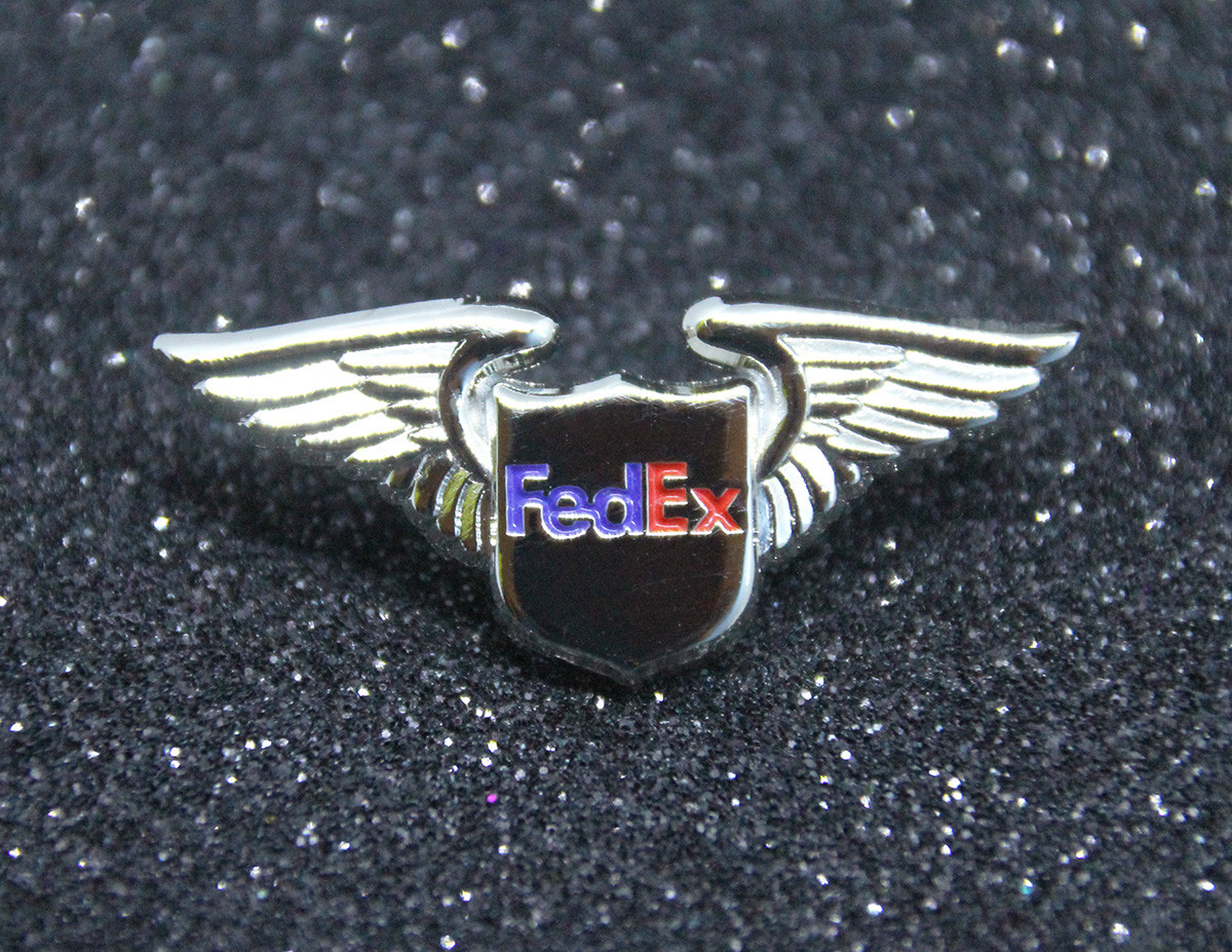 Flügel Pin FED EX WINGS silber für Pilot Airline Crew Kurier Zusteller ...