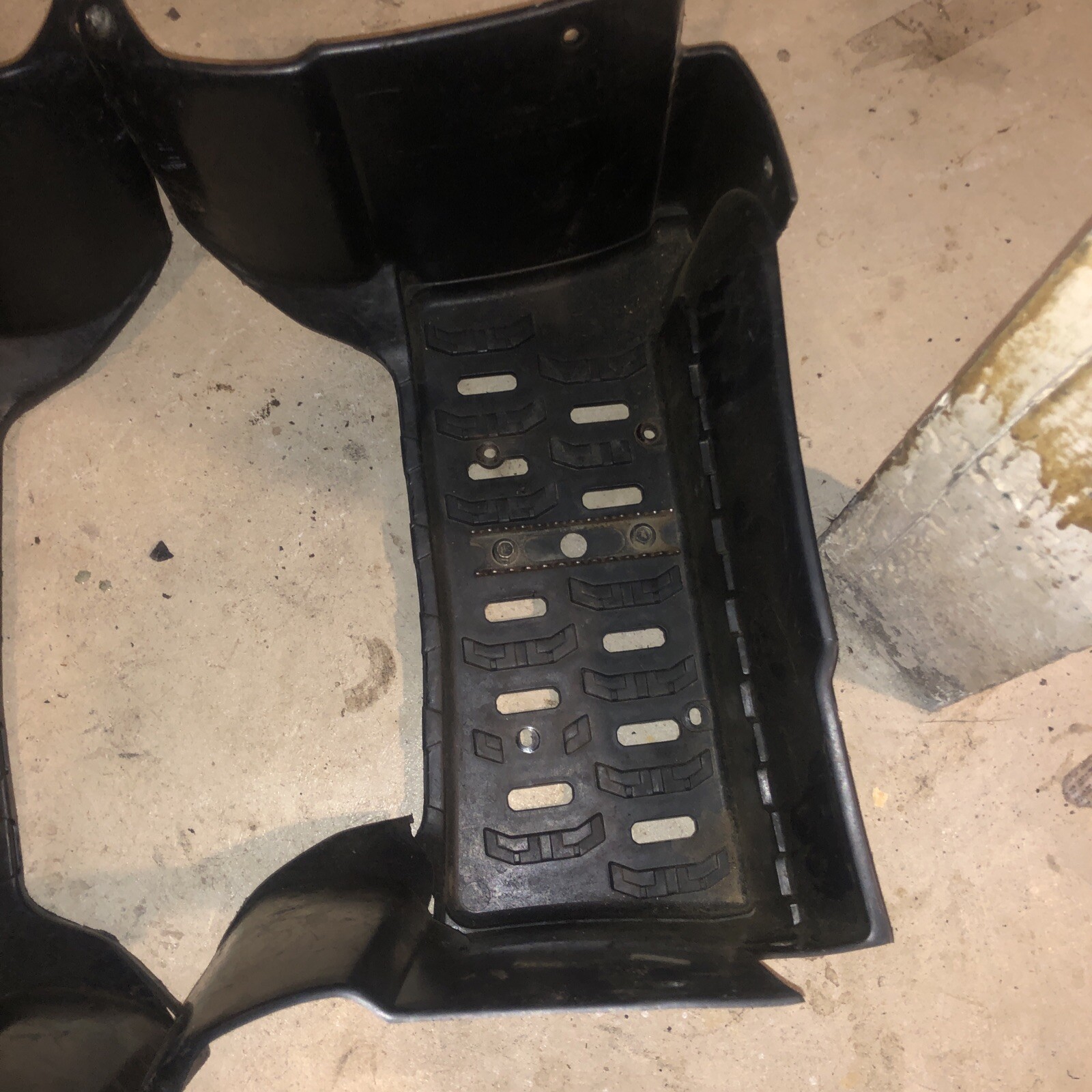 YAMAHA GRIZZLY 125 LEFT AND RIGHT FOOTWELL,FLOOR BOARD,FOOTREST 1145 | eBay