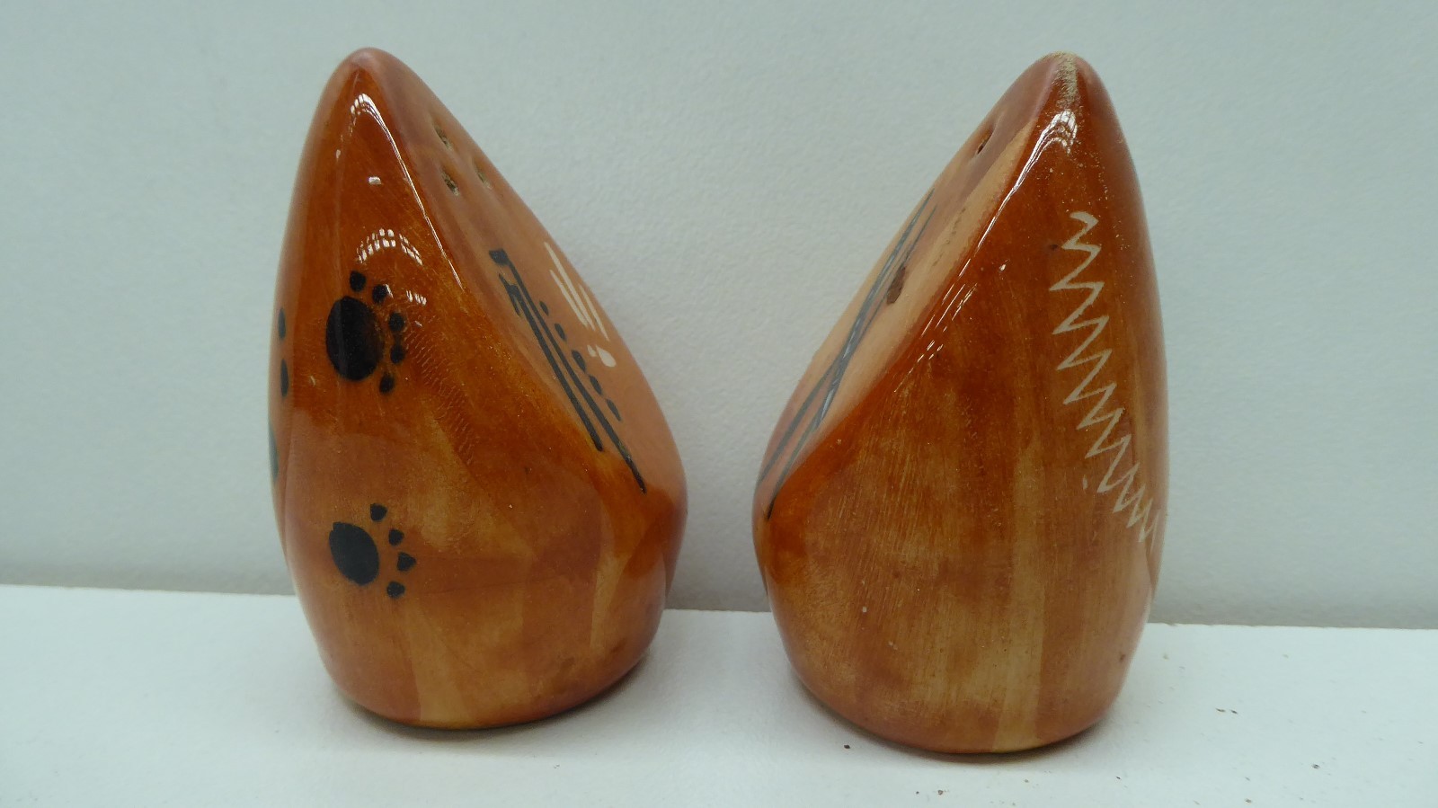 HAND PAINTED ABORIGINAL MOTIF SALT PEPPER SHAKERS POTTERY AUSTRALIAN ...