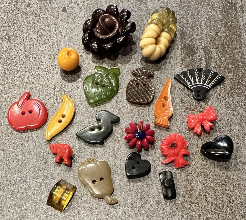 20 Vtg. Bakelite & Plastic Realistic Animal Vegetable Buttons Lot ...