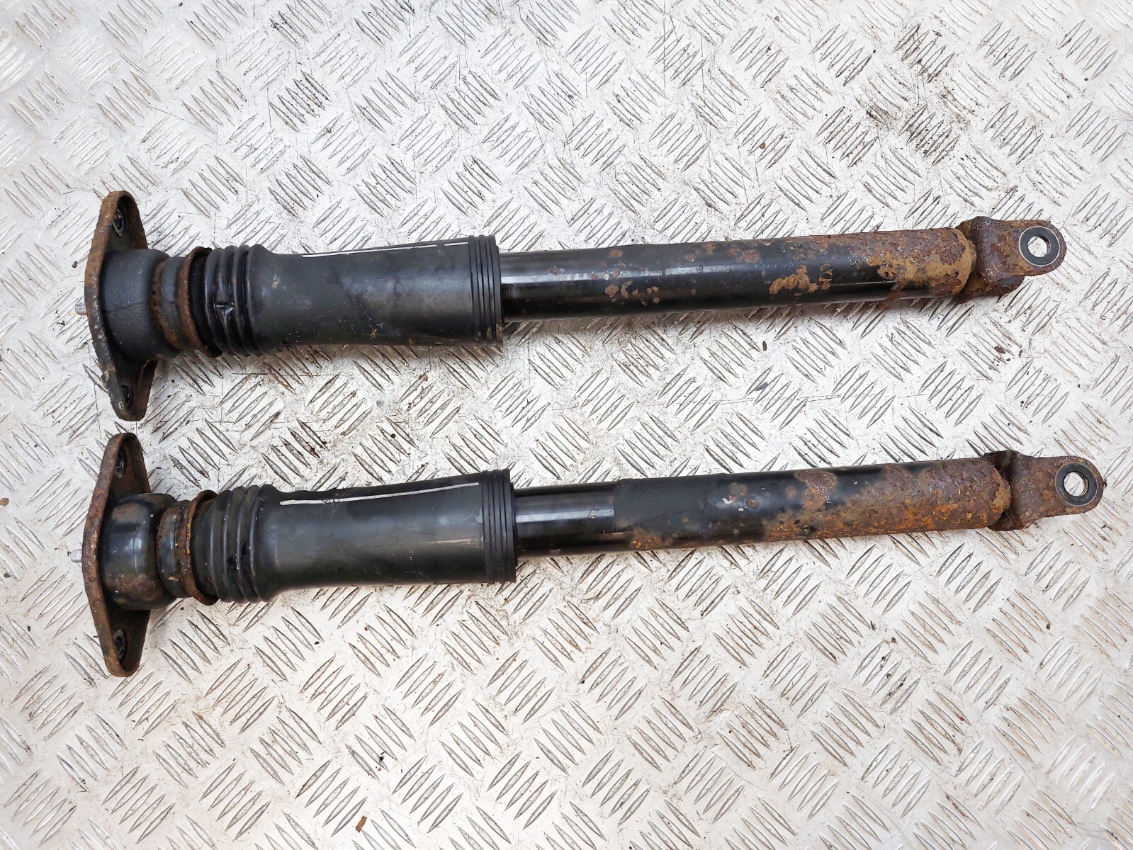 2013 Hyundai Ix35 Rear Shock Absorbers 553003U010 for sale online | eBay