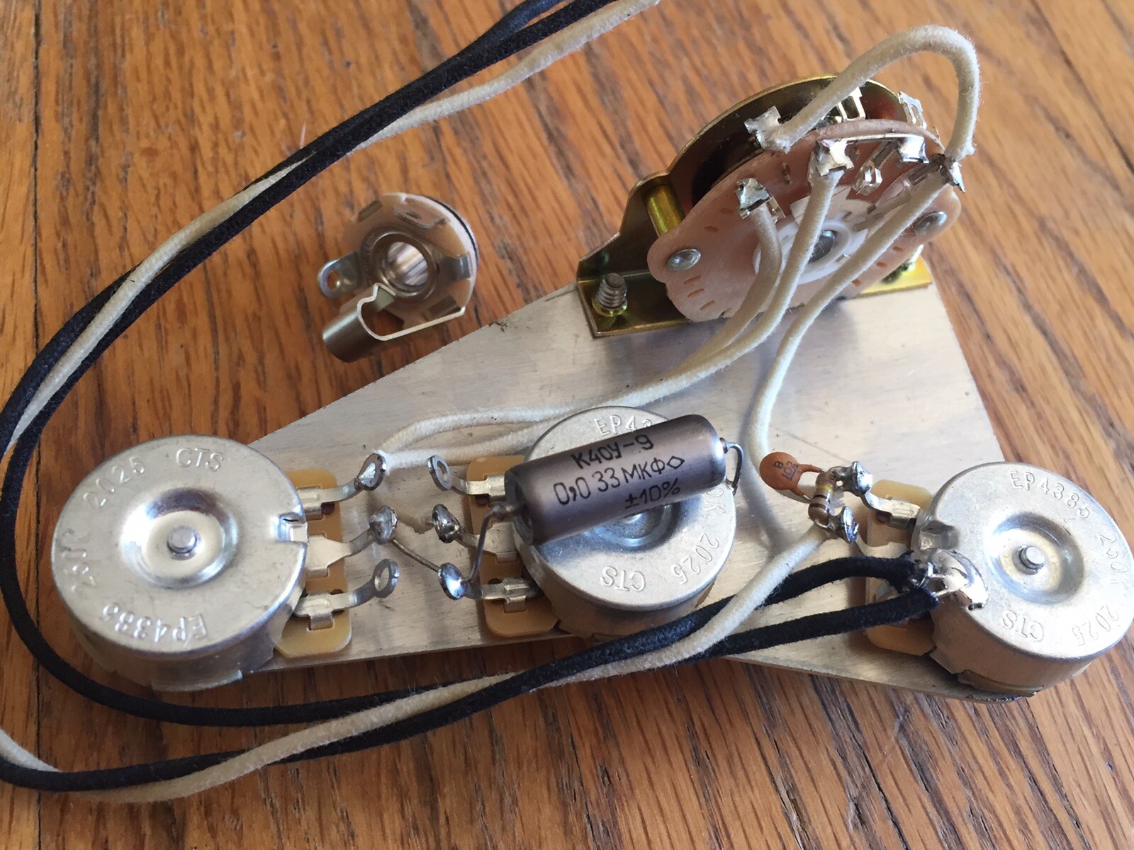 Fender Stratocaster jack plates for sale > guitarandbassparts.com