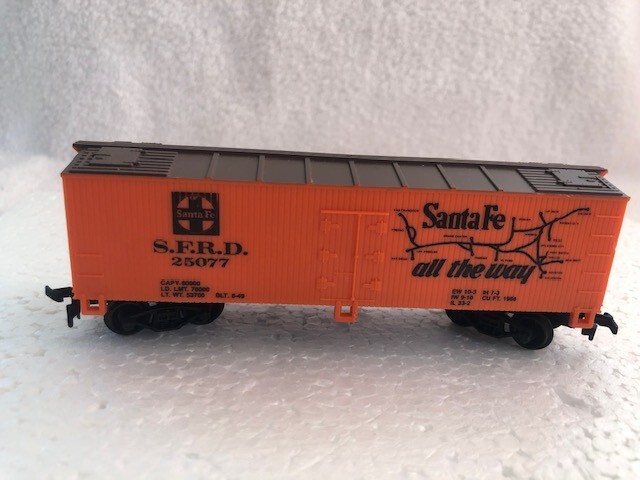 HO Scale Life Like Santa Fe Trailer Train & Santa Fe 40' Scribed Reefer ...